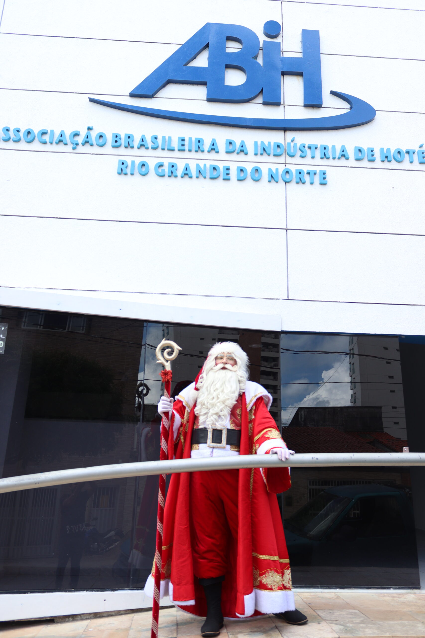 Papai Noel participa da ação natalina da ABIH-RN com os estudantes da ...